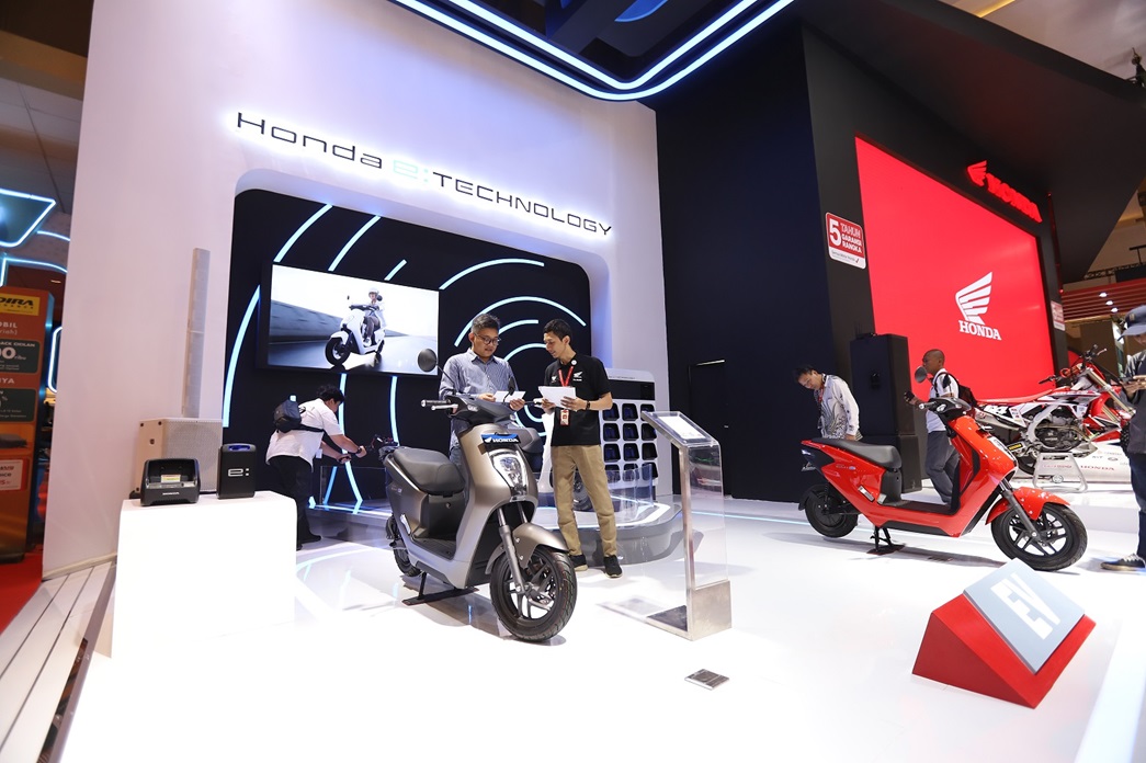 Skutik Cantik New Honda Stylo 160 Goda Pengunjung IIMS 2024 - GetPost.id