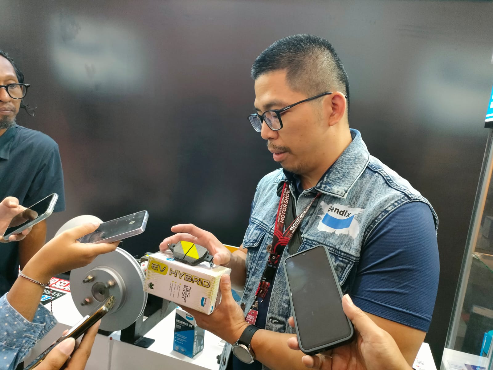 Bendix Kenalkan Kampas Rem Mobil Hybrid dan Listrik di IIMS 2025 ...